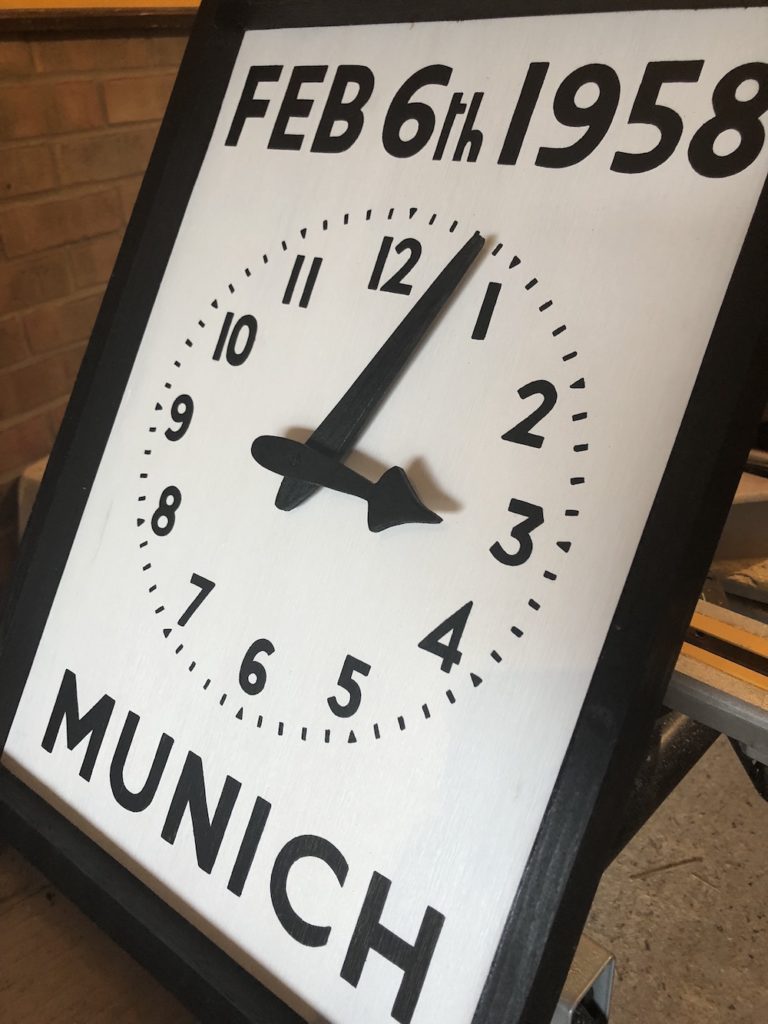 Manchester United Munich Tribute Clock – JACKS & STRIPES